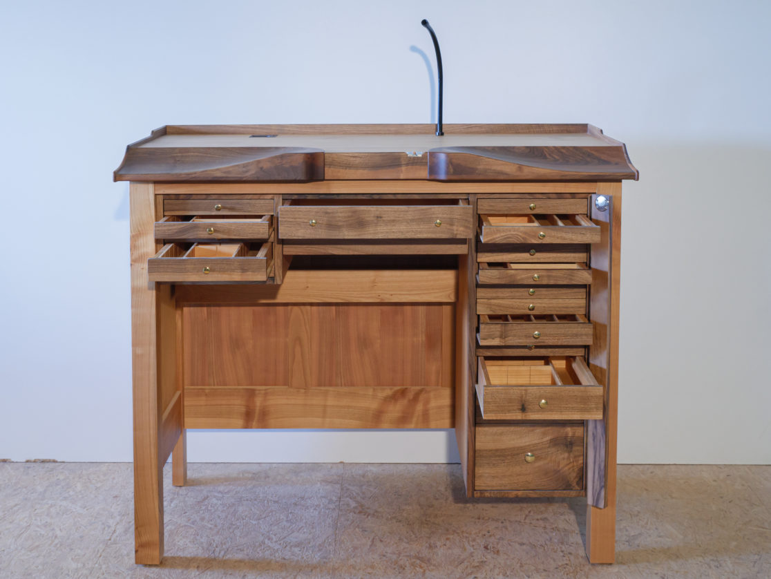 Philippe Emery - Créateur ébéniste d'établis horlogers de qualité