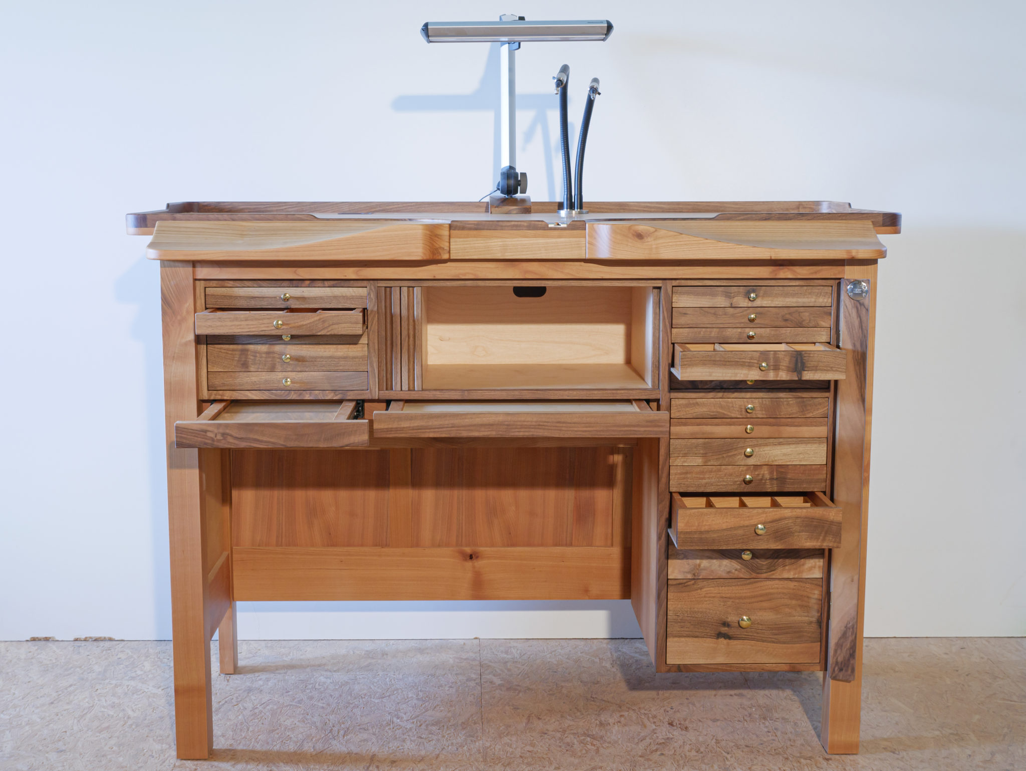 Philippe Emery - Créateur ébéniste d'établis horlogers de qualité