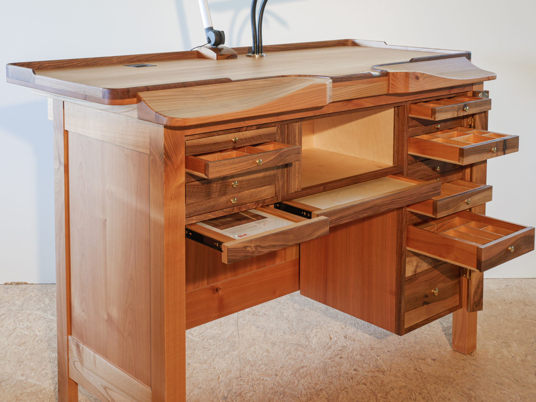 Philippe Emery - Créateur ébéniste d'établis horlogers de qualité