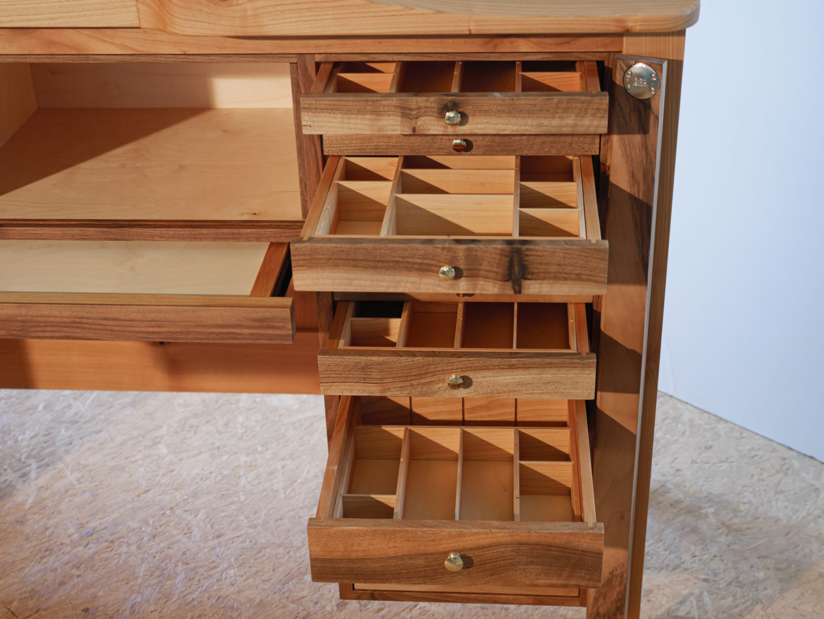 Philippe Emery - Créateur ébéniste d'établis horlogers de qualité