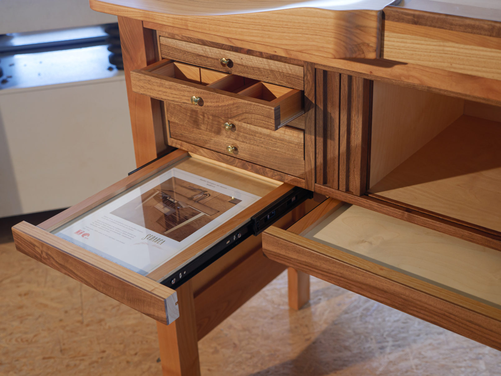 Philippe Emery - Créateur ébéniste d'établis horlogers de qualité