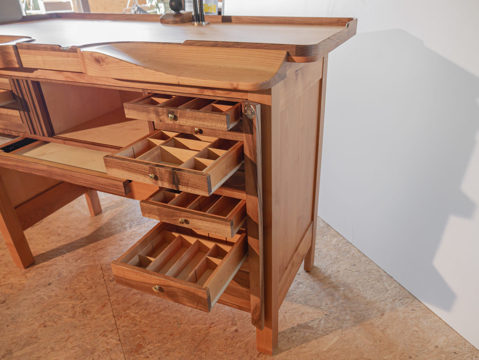 Philippe Emery - Créateur ébéniste d'établis horlogers de qualité