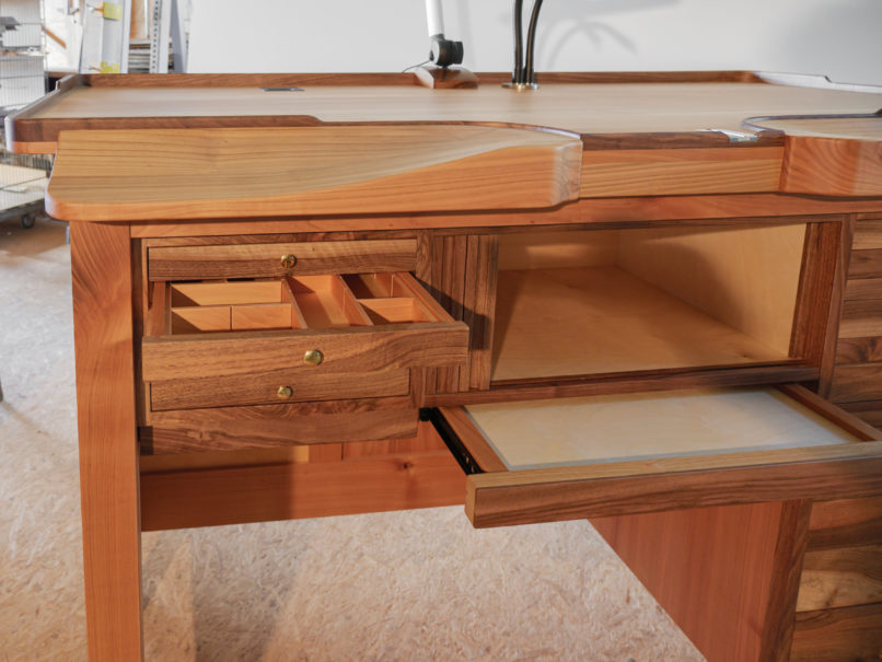 Philippe Emery - Créateur ébéniste d'établis horlogers de qualité