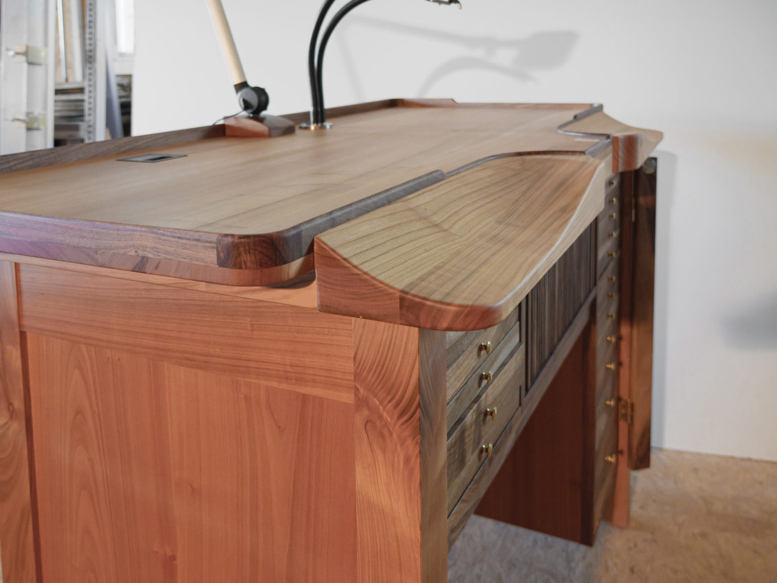 Philippe Emery - Créateur ébéniste d'établis horlogers de qualité